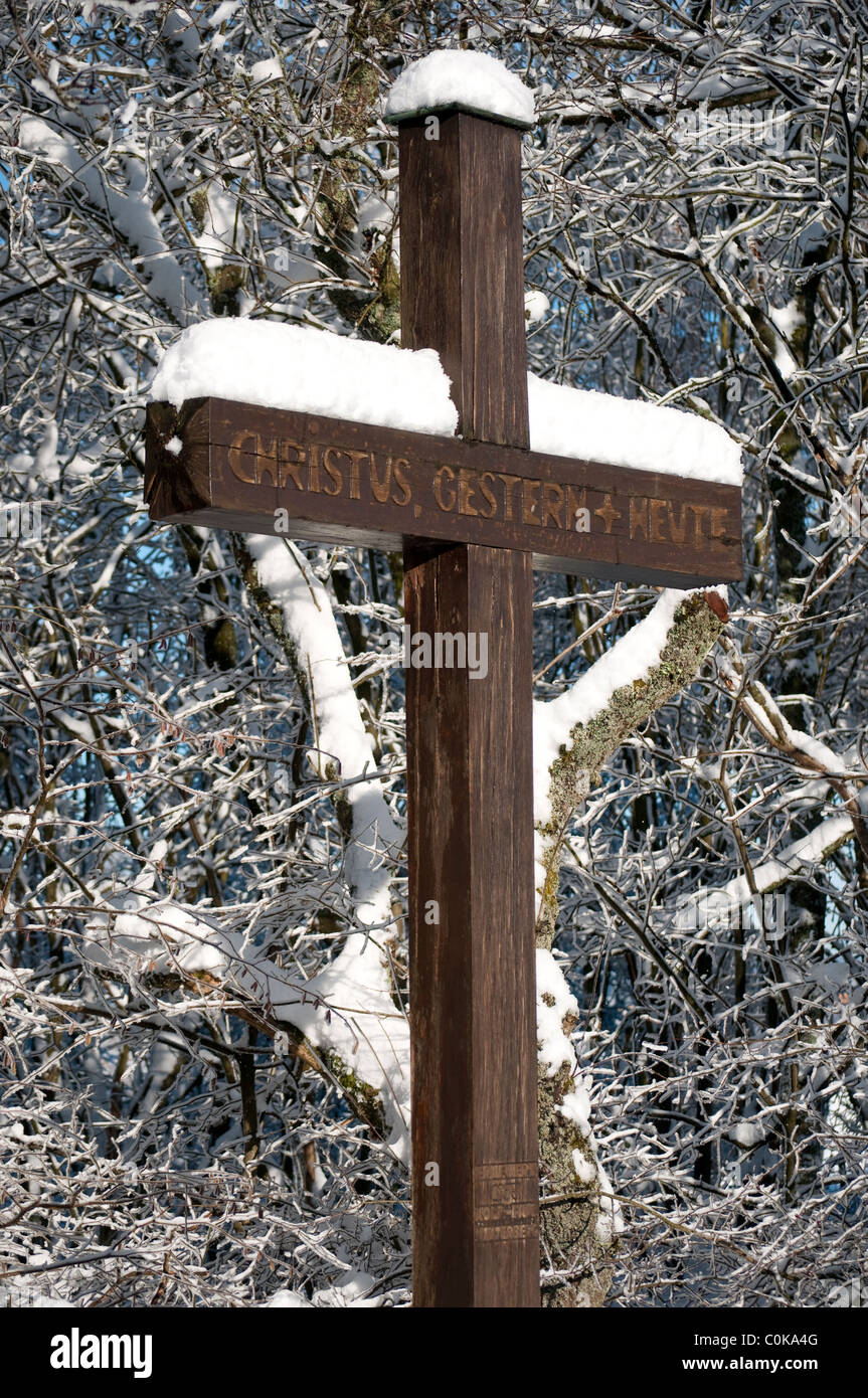 Christliches holzkreuz hi-res stock photography and images - Alamy