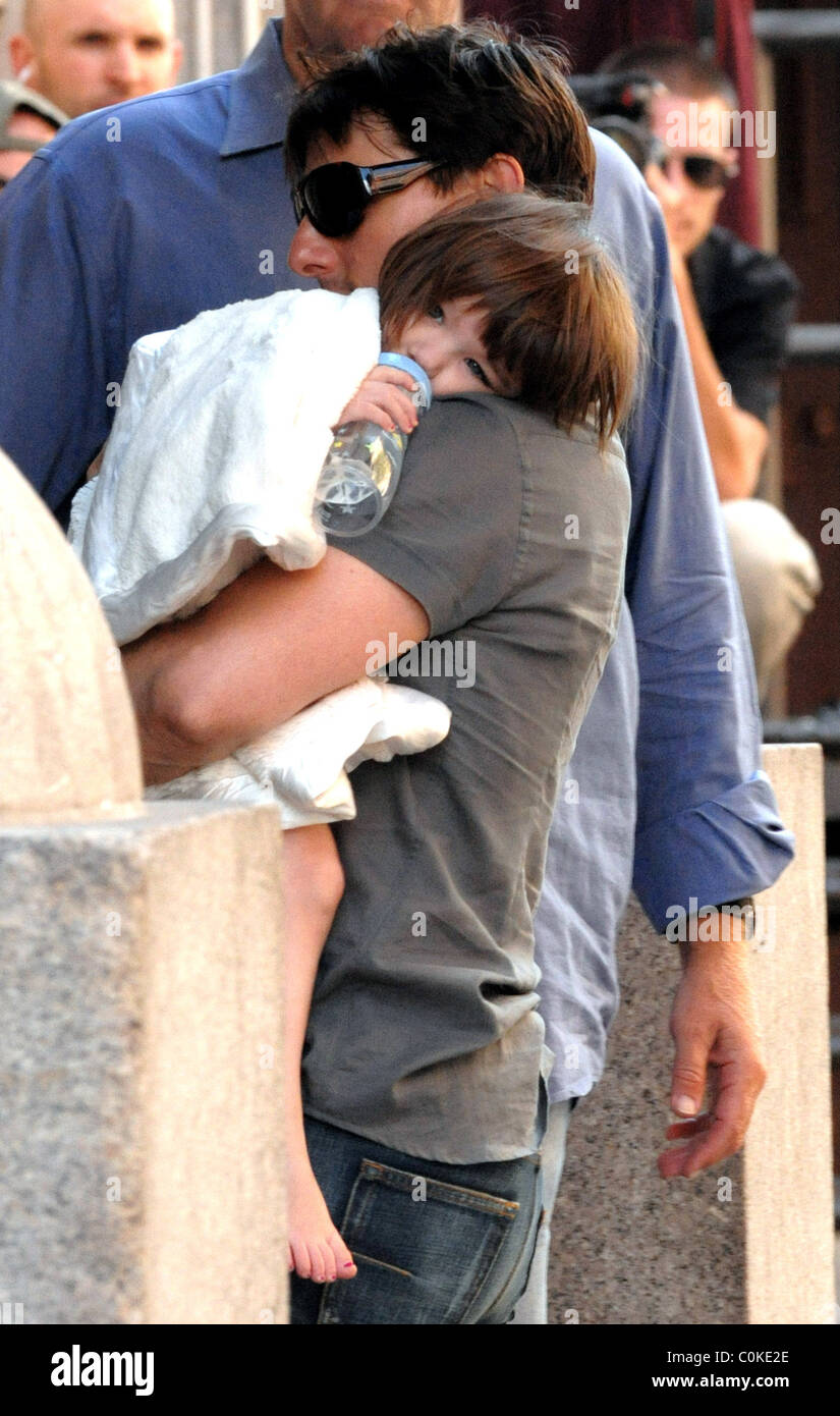 Tom Cruise and daughter Suri Cruise visit Mrs Tom Cruise as she ...