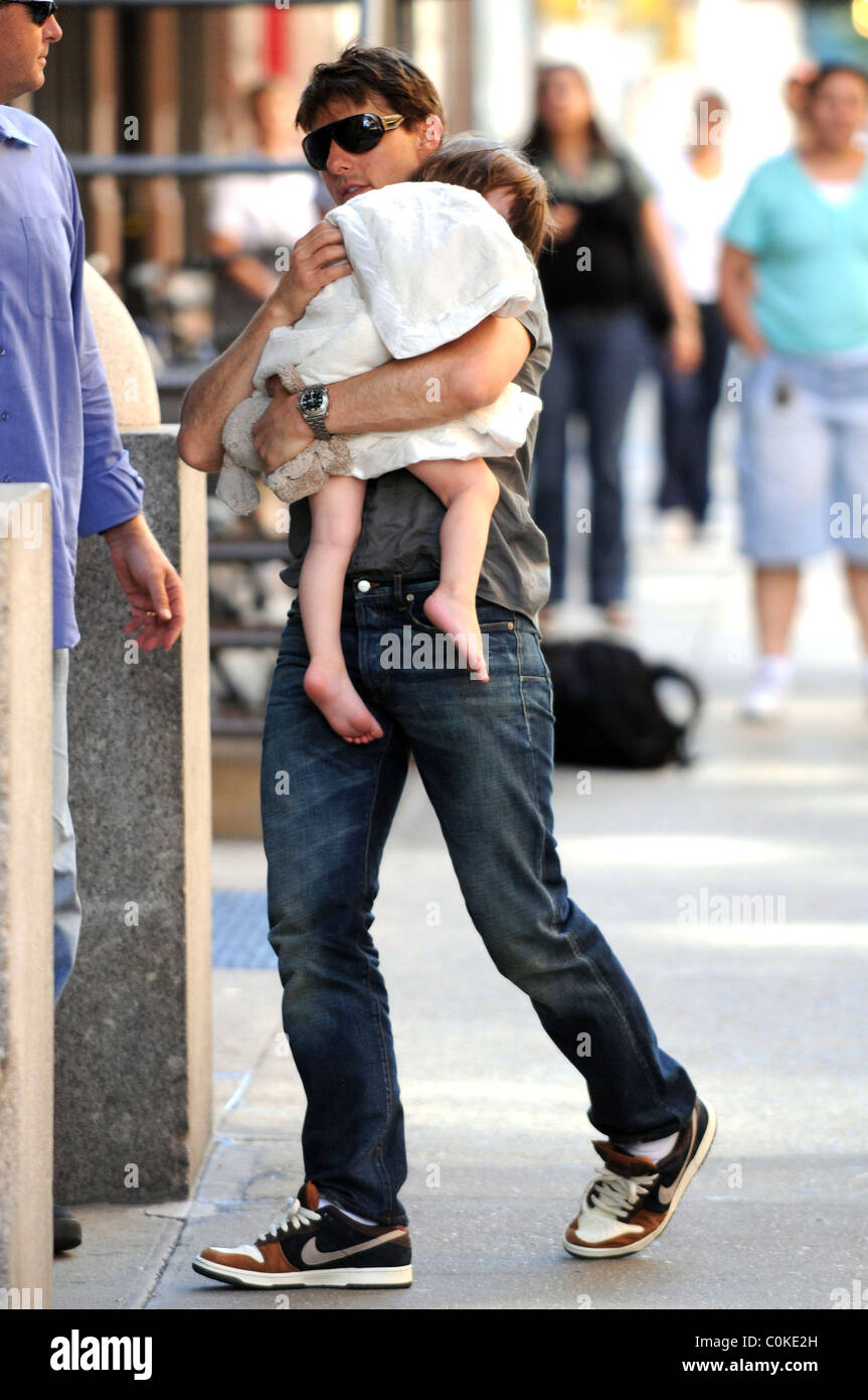 Tom Cruise and daughter Suri Cruise visit Mrs Tom Cruise as she ...