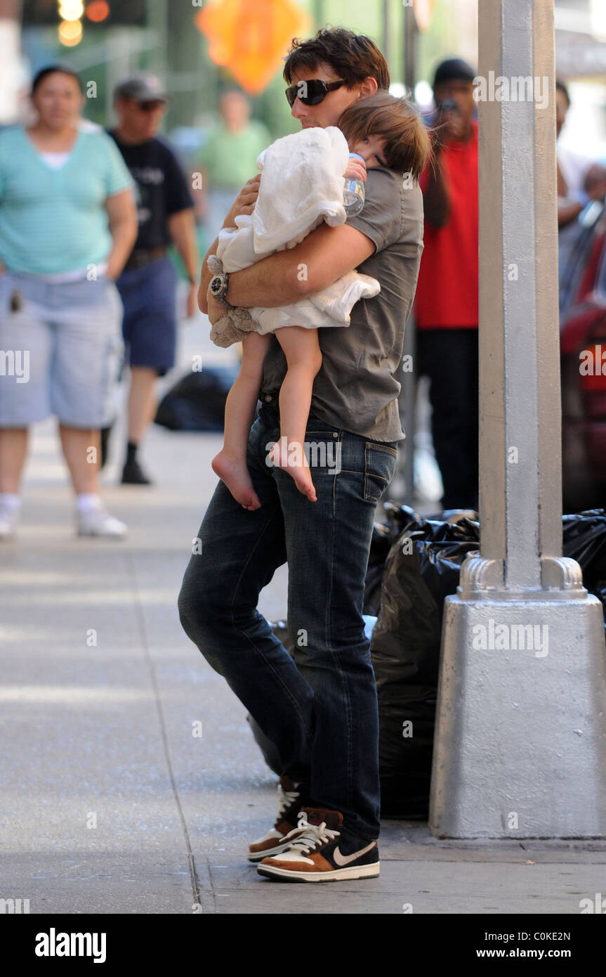 Tom Cruise and daughter Suri Cruise visit Mrs Tom Cruise as she ...