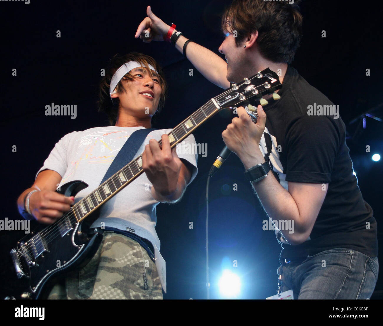 James matthews go audio performing hi-res stock photography and images ...