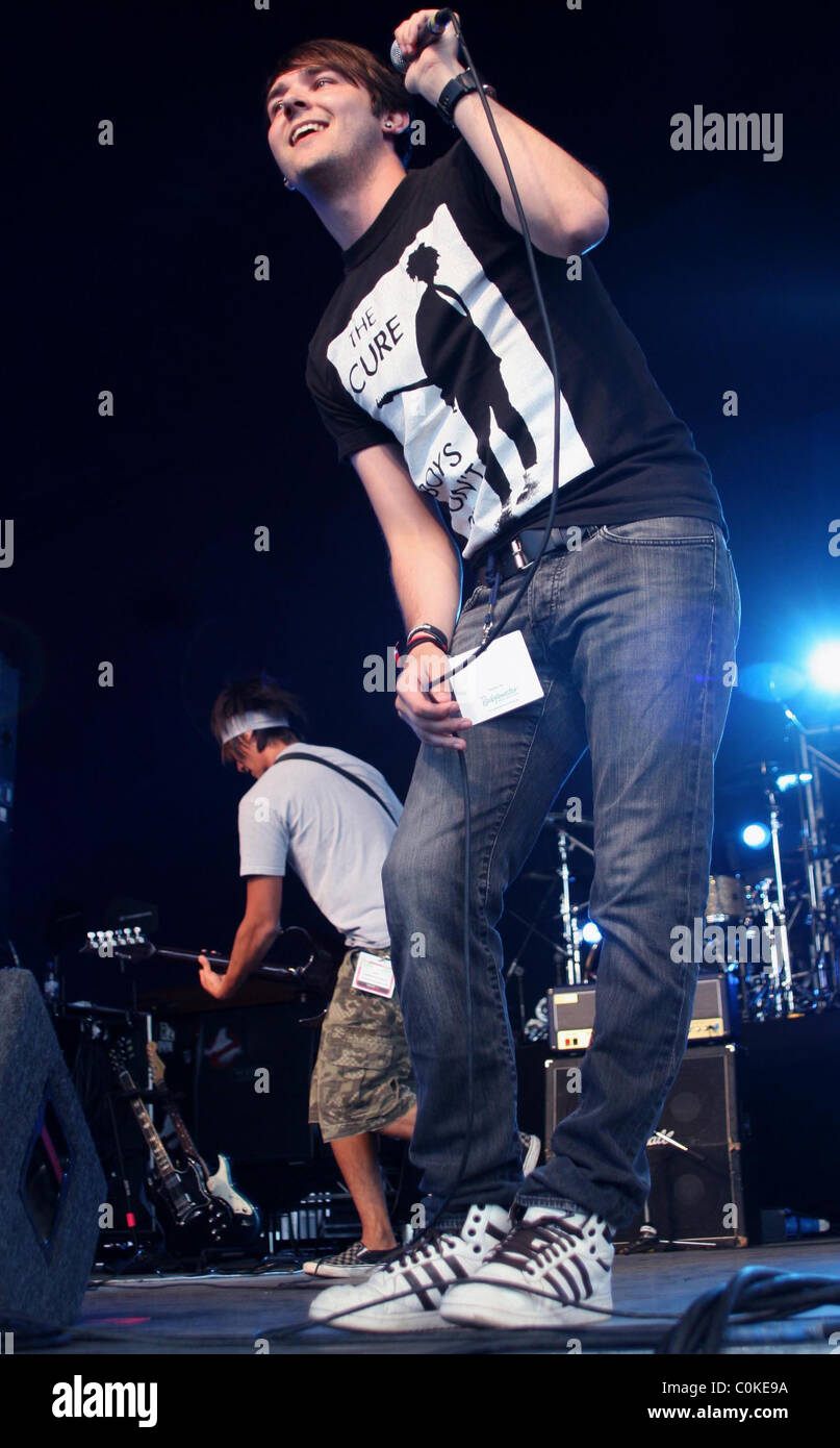 James matthews go audio performing hi-res stock photography and images ...