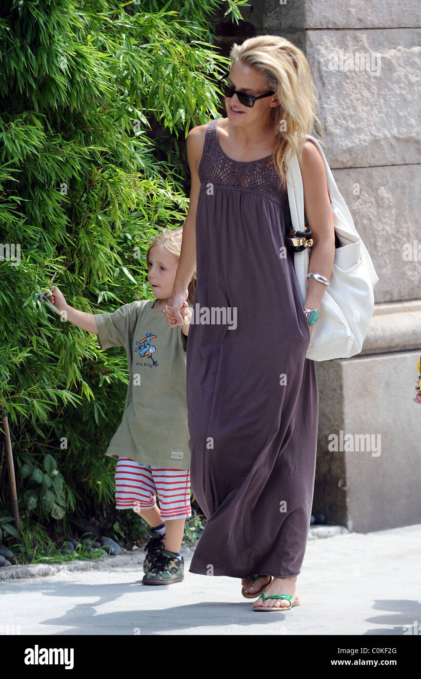 Kate hudson and son ryder robinson hi-res stock photography and images ...