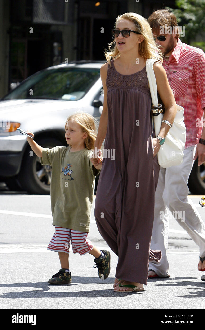 Kate hudson and her son ryder robinson hi-res stock photography and ...