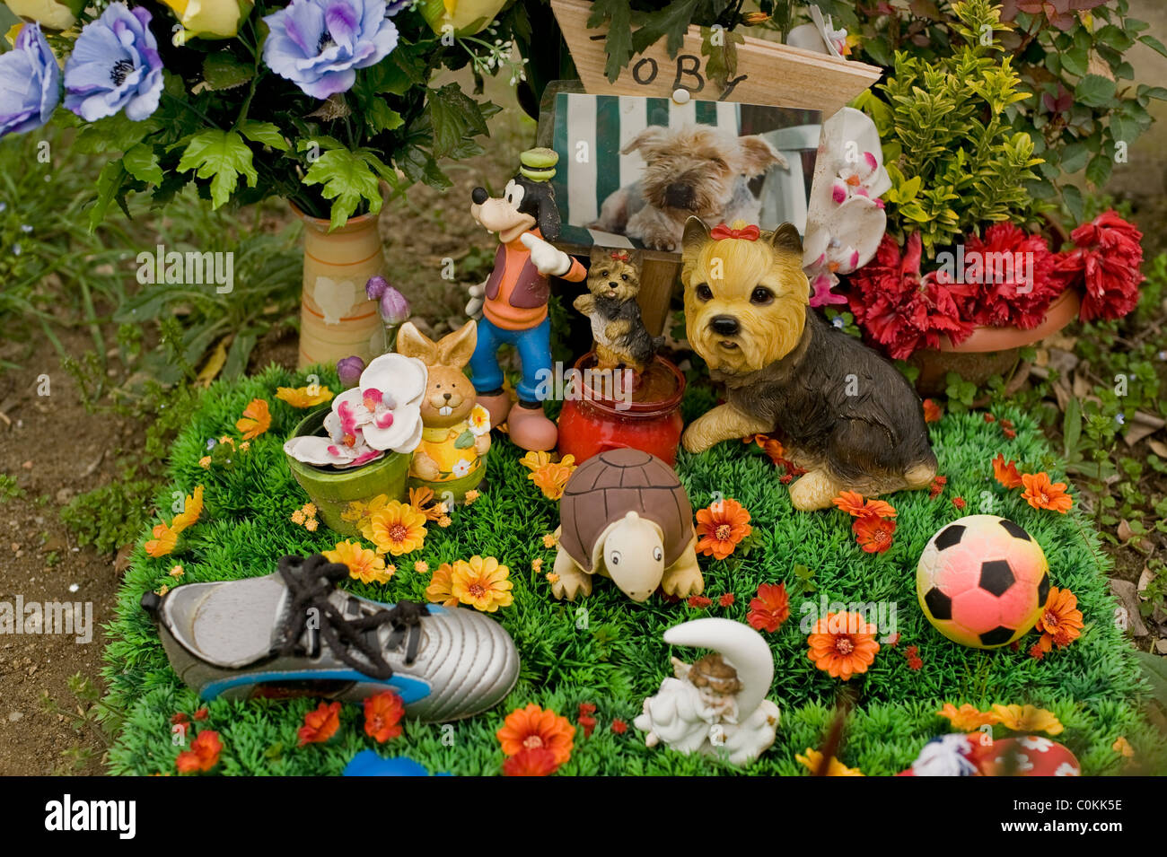 Pet cemetery hi-res stock photography and images - Alamy