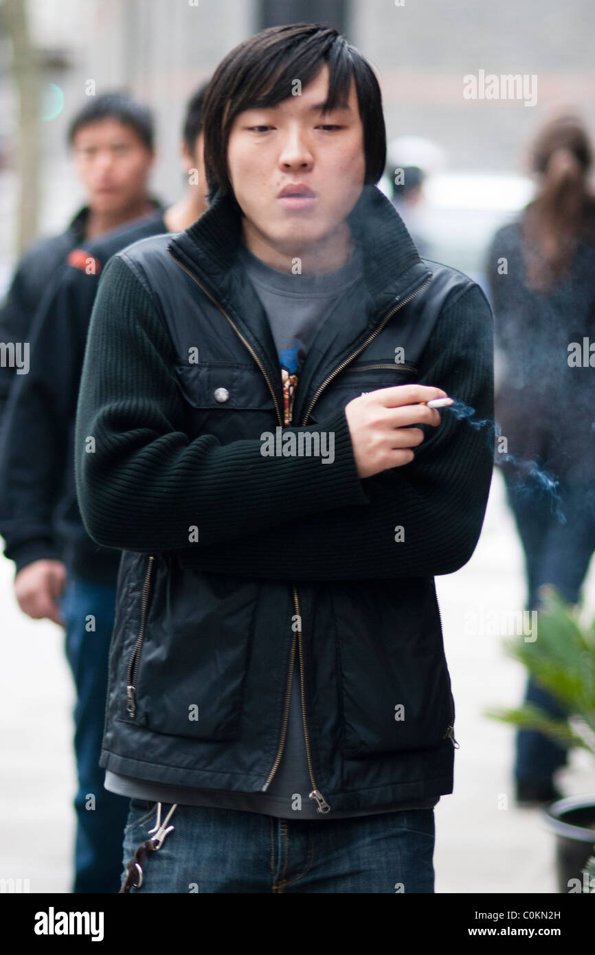 Chinese men smoking hi-res stock photography and images - Alamy