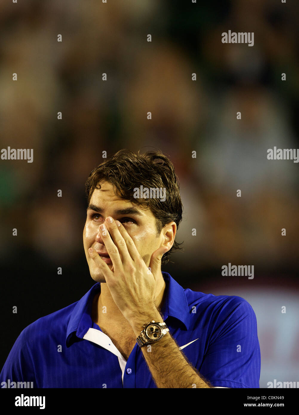 Roger Federer breaks down crying during the trophy presentation after ...