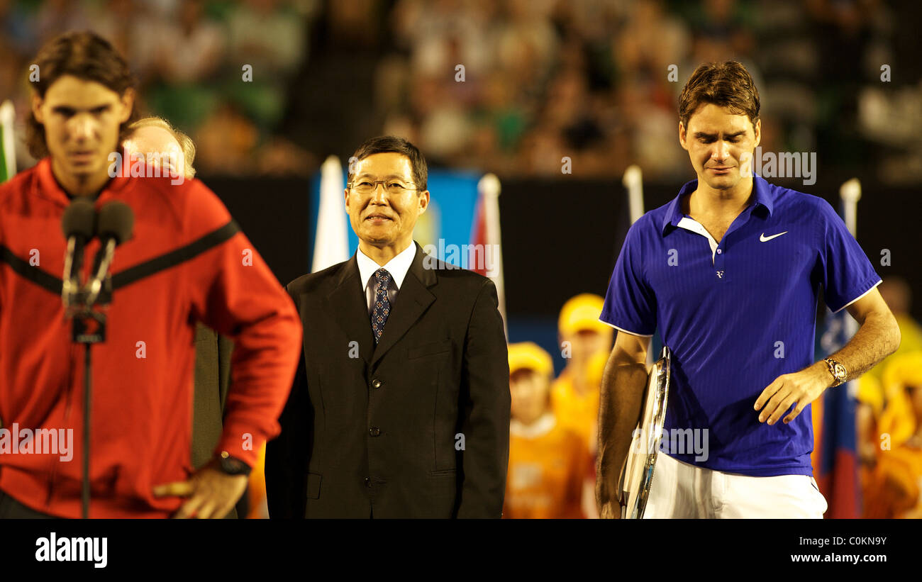 Roger Federer breaks down crying during the trophy presentation after ...