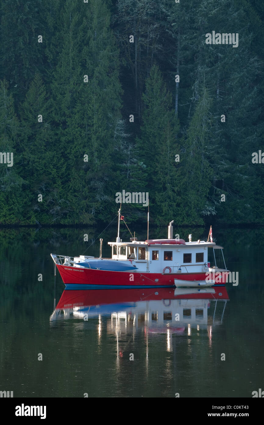 Canoe red boat hi-res stock photography and images - Alamy
