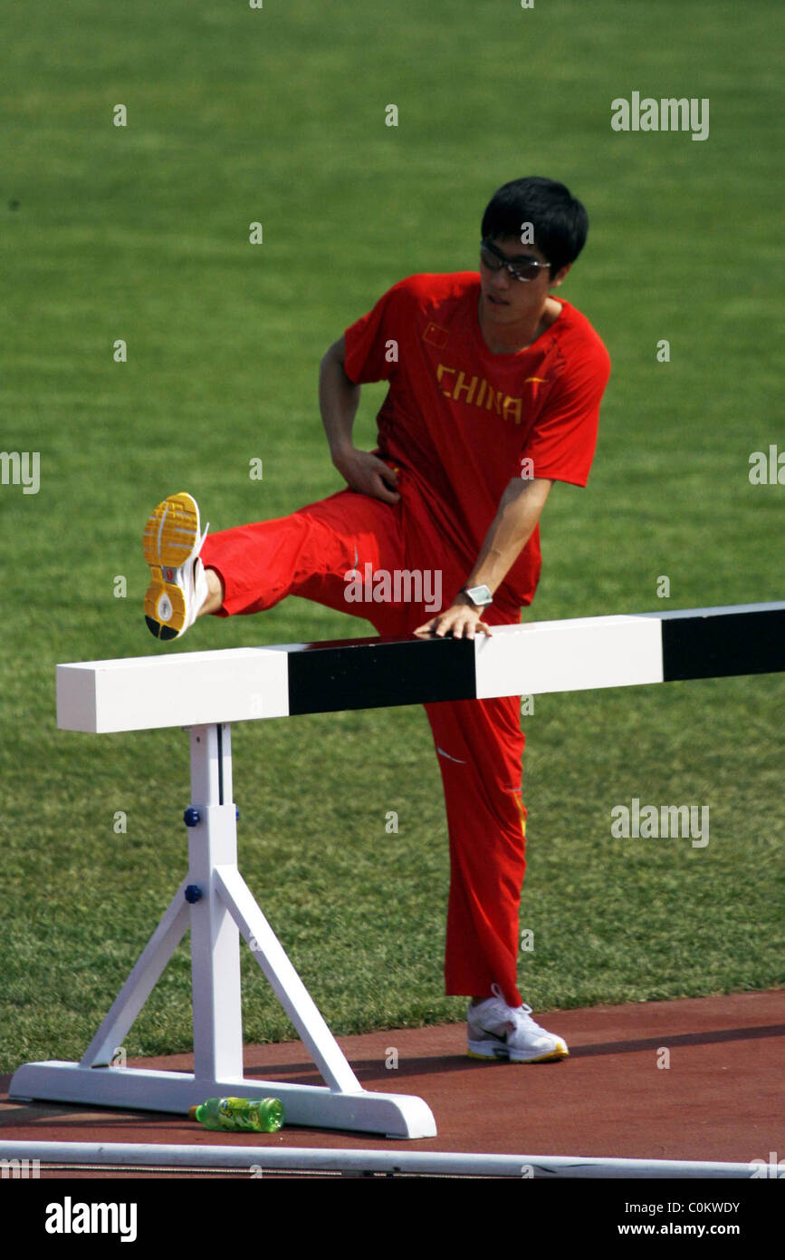 Liu Xiang stretches and warms up before the race Liu Xiang, the ...