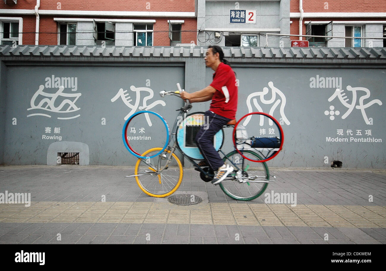 An Zhonglin rides a self-made bicycle based on the Olympic rings The ...