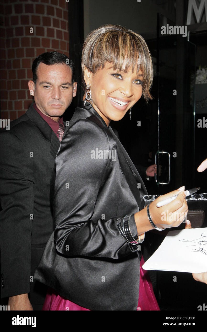 Lisa Ray signs autographs as she arrives at Mr Chow restaurant Los ...