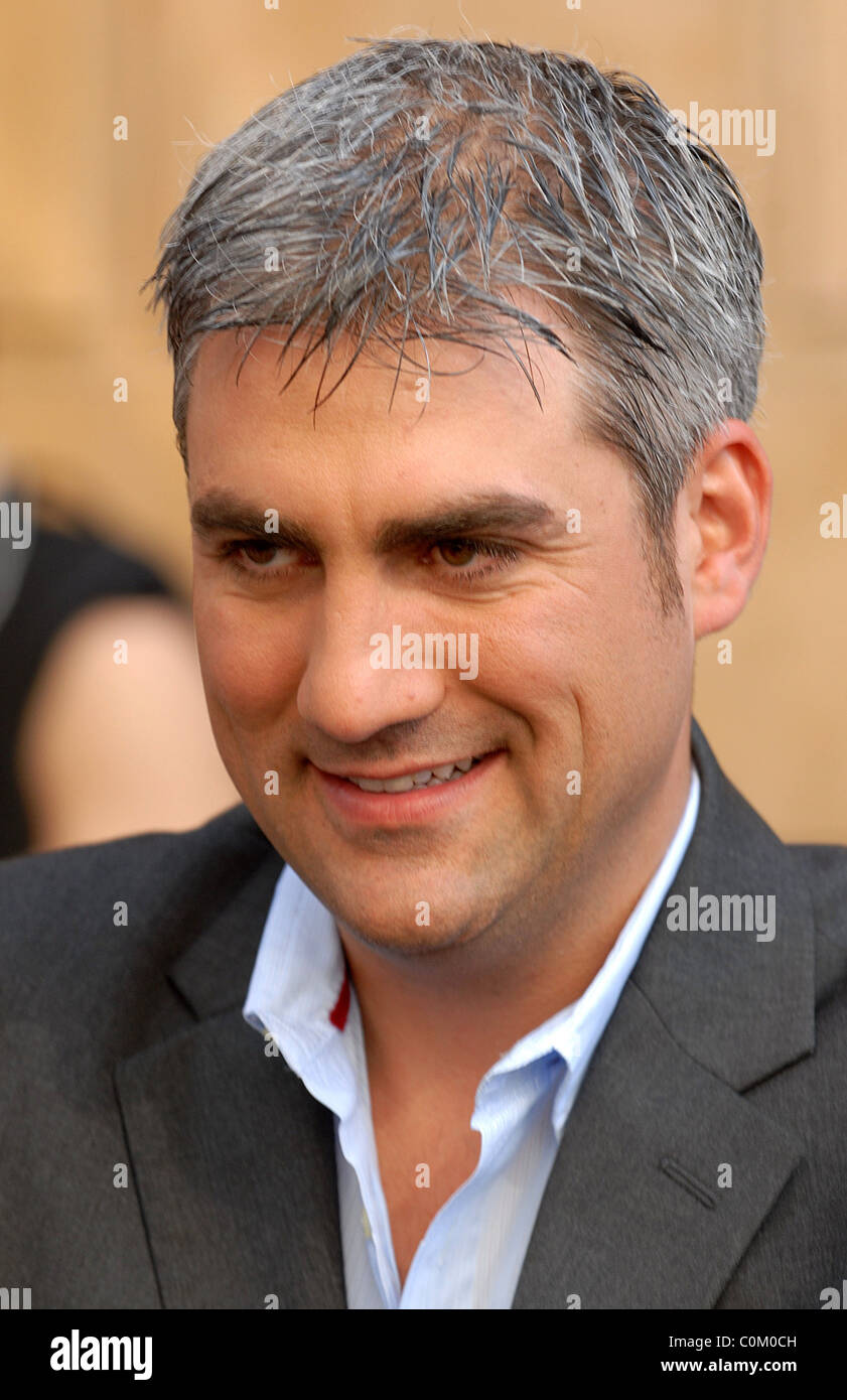 Taylor Hicks signs autographs for fans following his performance in the ...