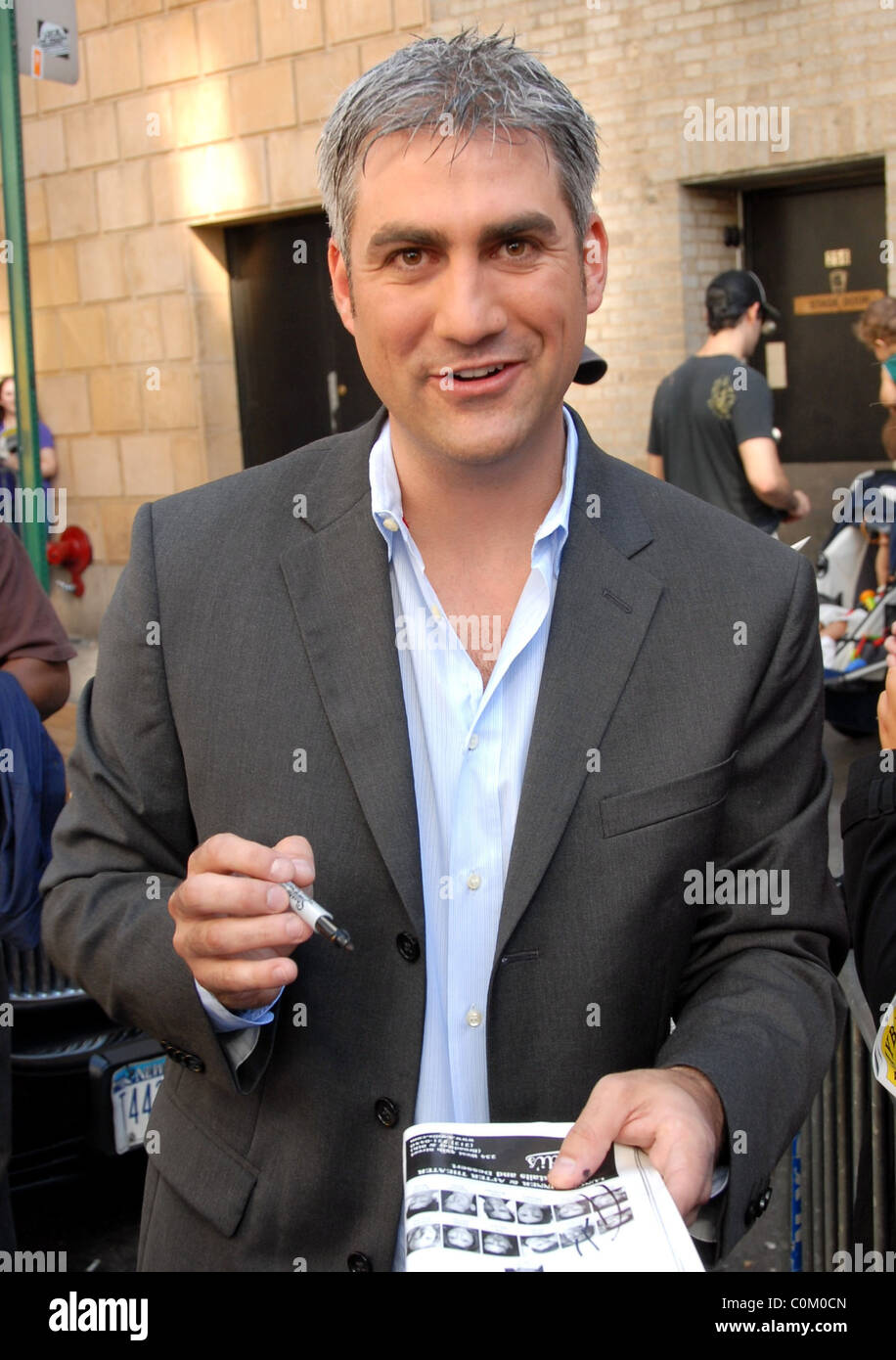 Taylor Hicks signs autographs for fans following his performance in the ...