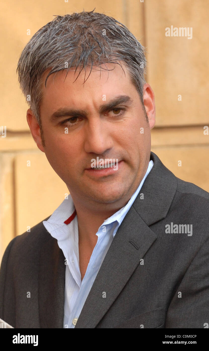 Taylor Hicks signs autographs for fans following his performance in the ...