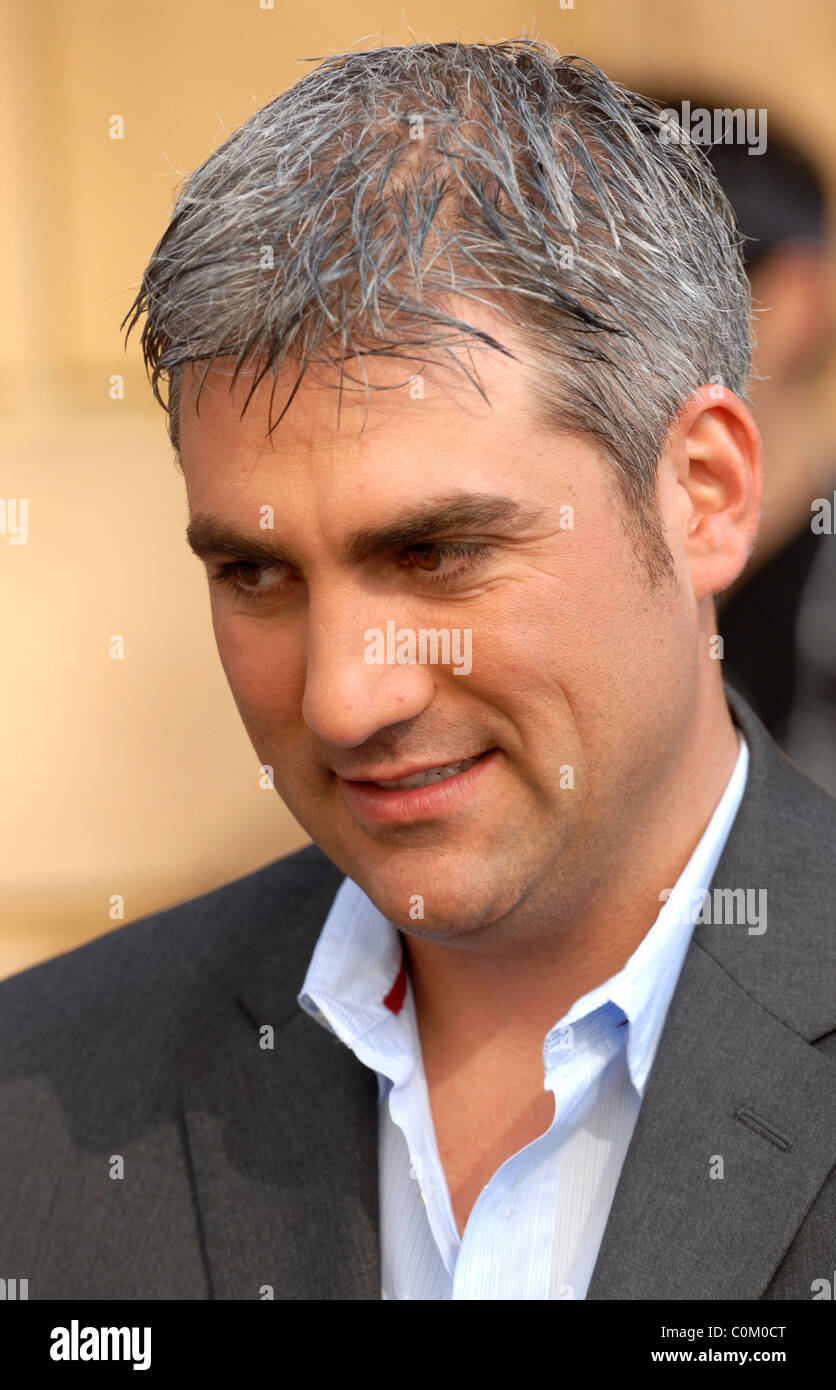 Taylor Hicks signs autographs for fans following his performance in the ...