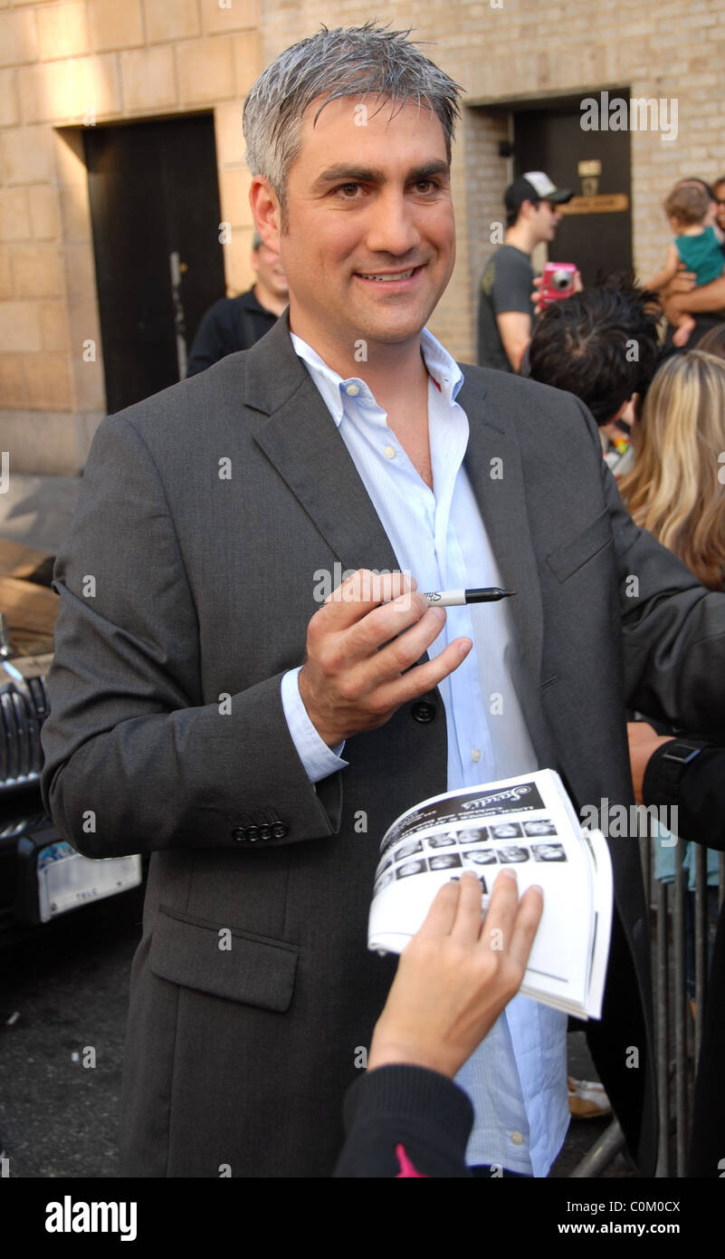 Taylor Hicks signs autographs for fans following his performance in the ...
