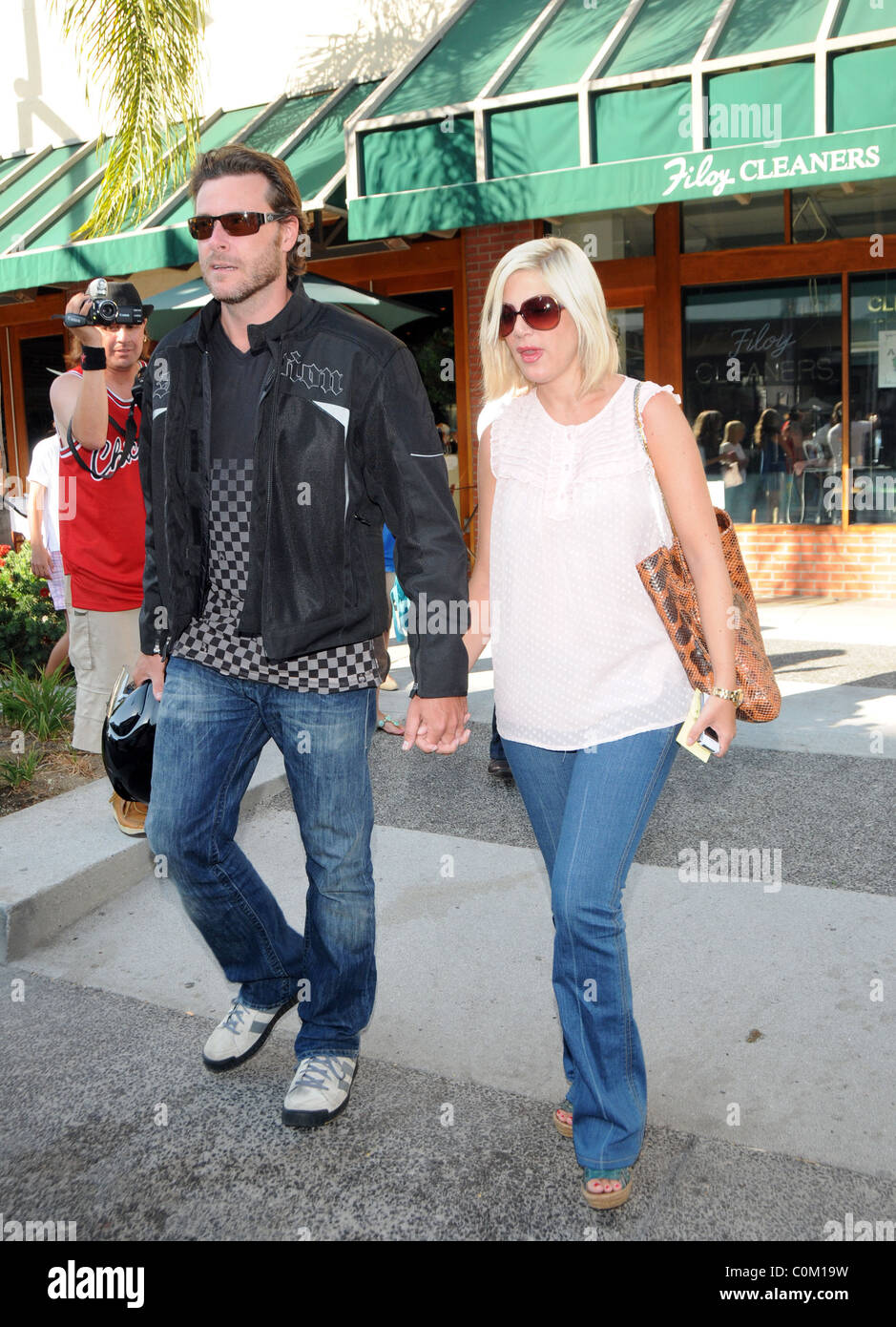 Tori Spelling and Dean McDermott leave La Scala restaurant after having ...