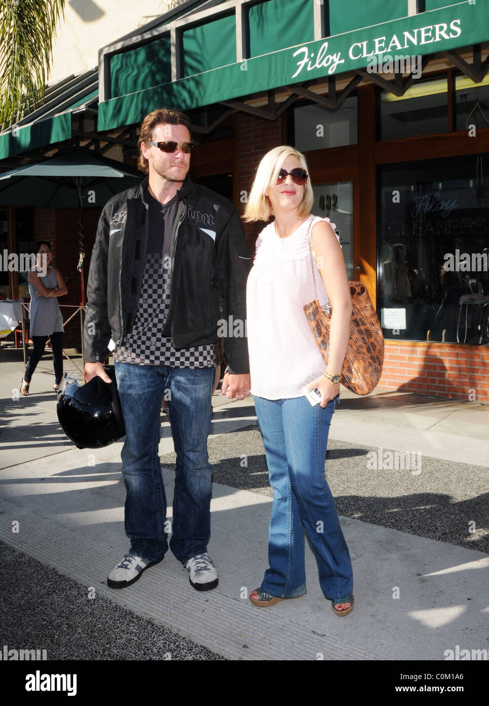 Tori Spelling and Dean McDermott leave La Scala restaurant after having ...