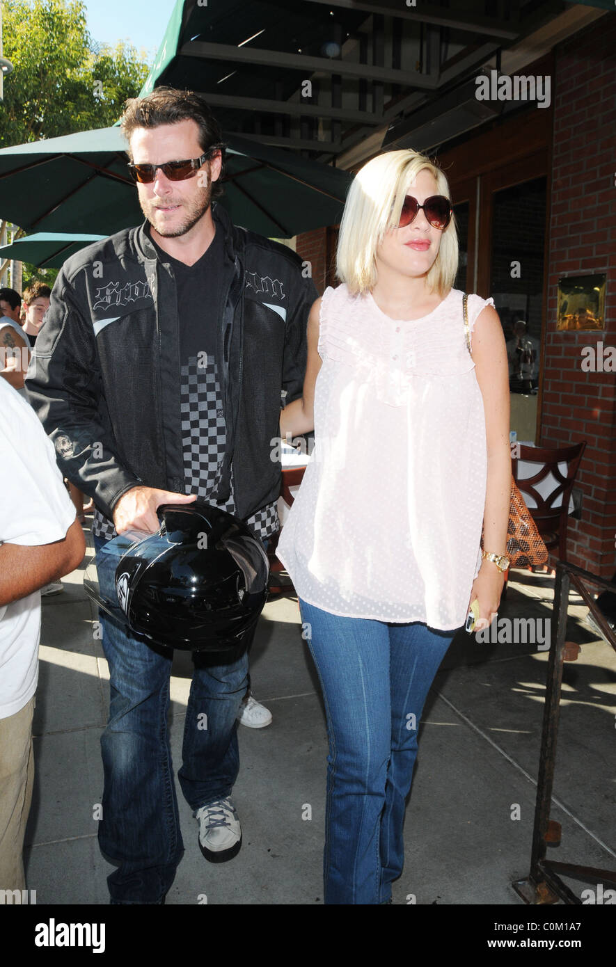 Tori Spelling and Dean McDermott leave La Scala restaurant after having ...