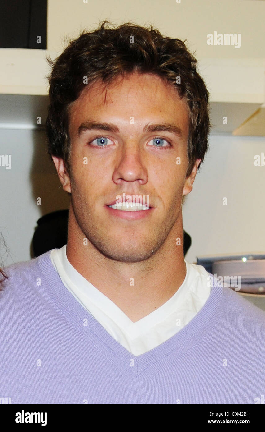 Philadelphia Eagles linebacker Stewart Bradley shops at Jacques Ferber ...