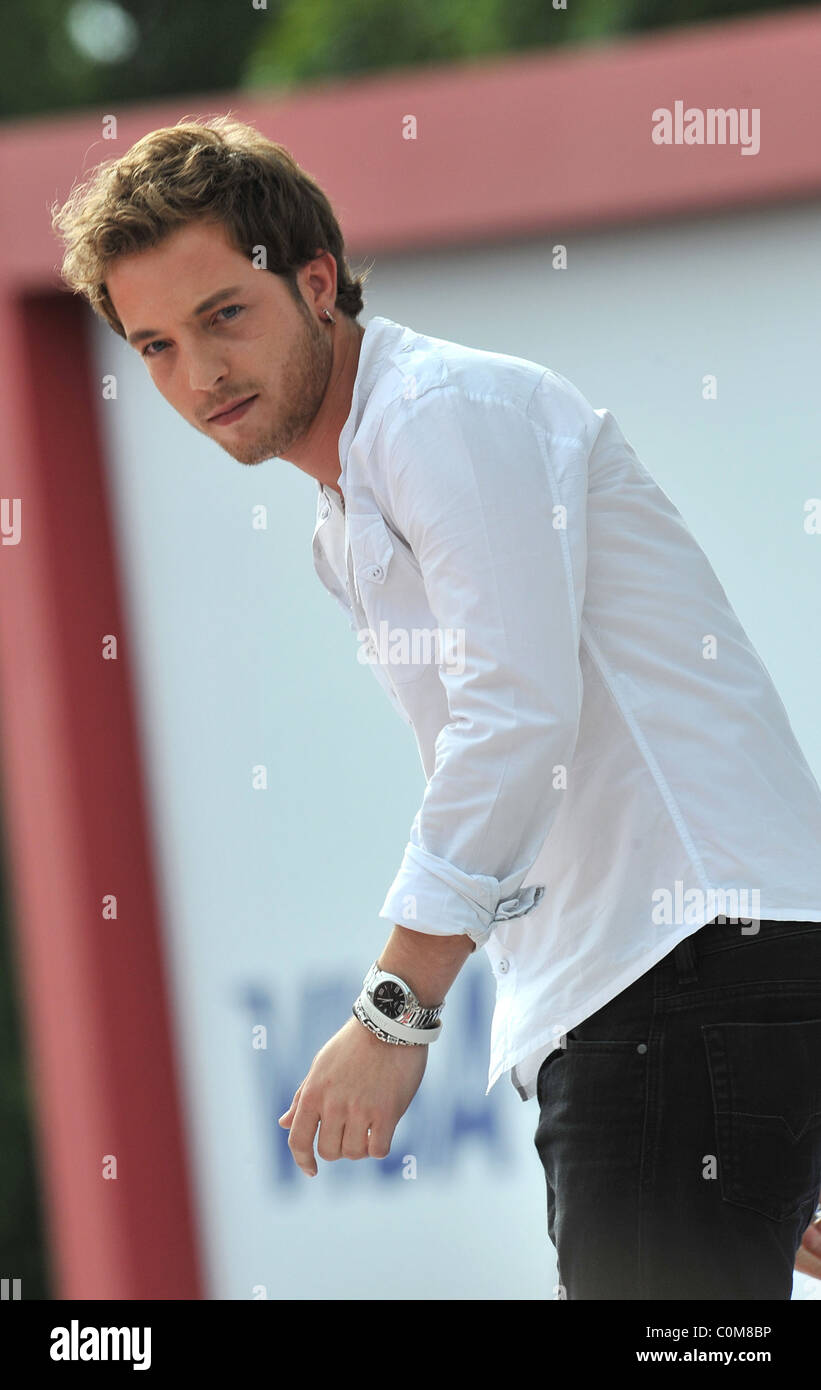 James Morrison The Olympic handover celebrations - The Visa 2012 Party ...