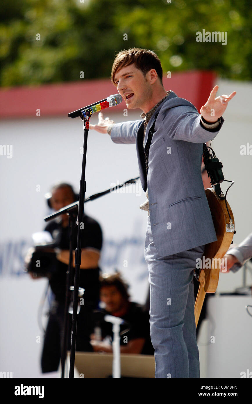 Dan Gillespie of the The Feeling The Olympic handover celebrations ...