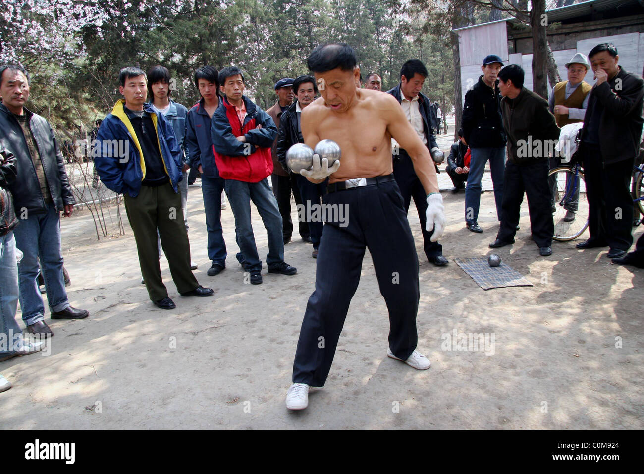 STREET PERFORMER HAS BALLS... Give the man a big hand! This street ...