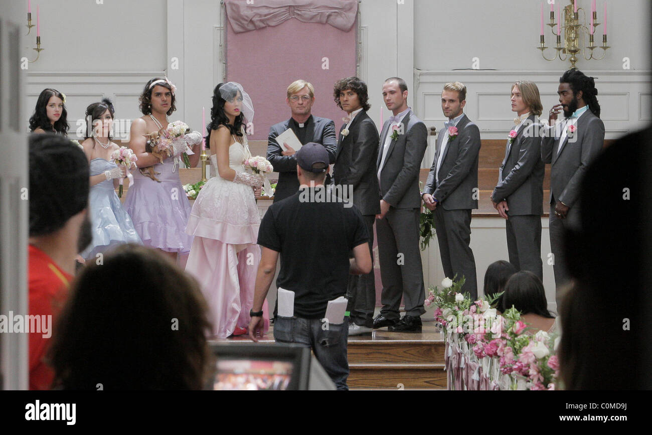 Katy Perry films a scene for her new music video in a wedding dress and ...