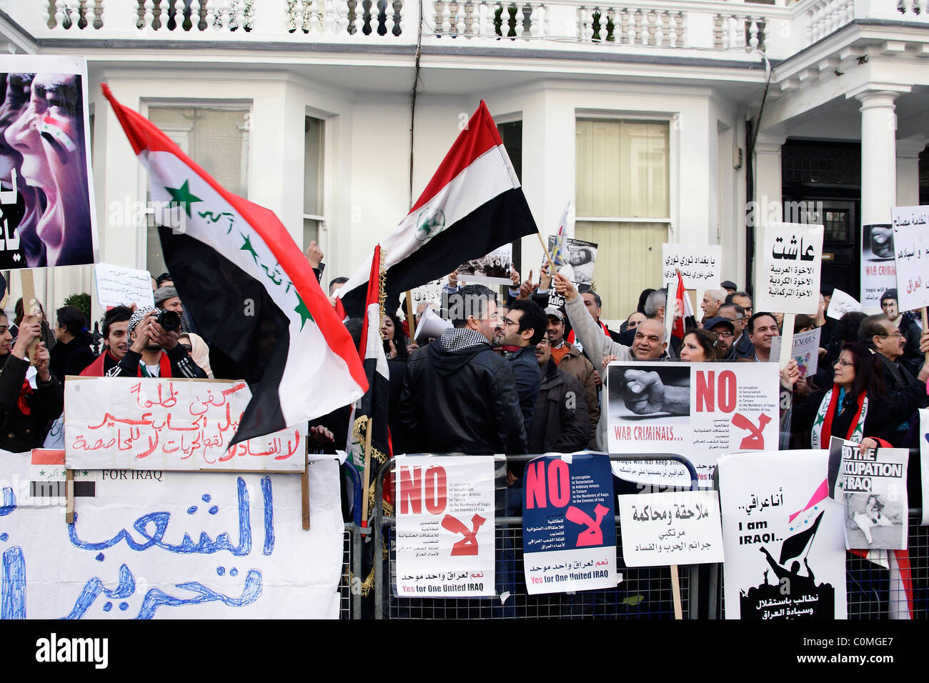 Protesters rally outiside Iraqi Embassy London Stock Photo - Alamy