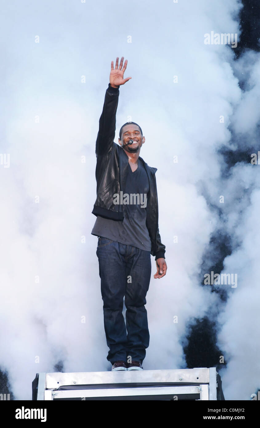 Usher 2008 NFL Kickoff - Show at Columbus Circle New York City, USA ...