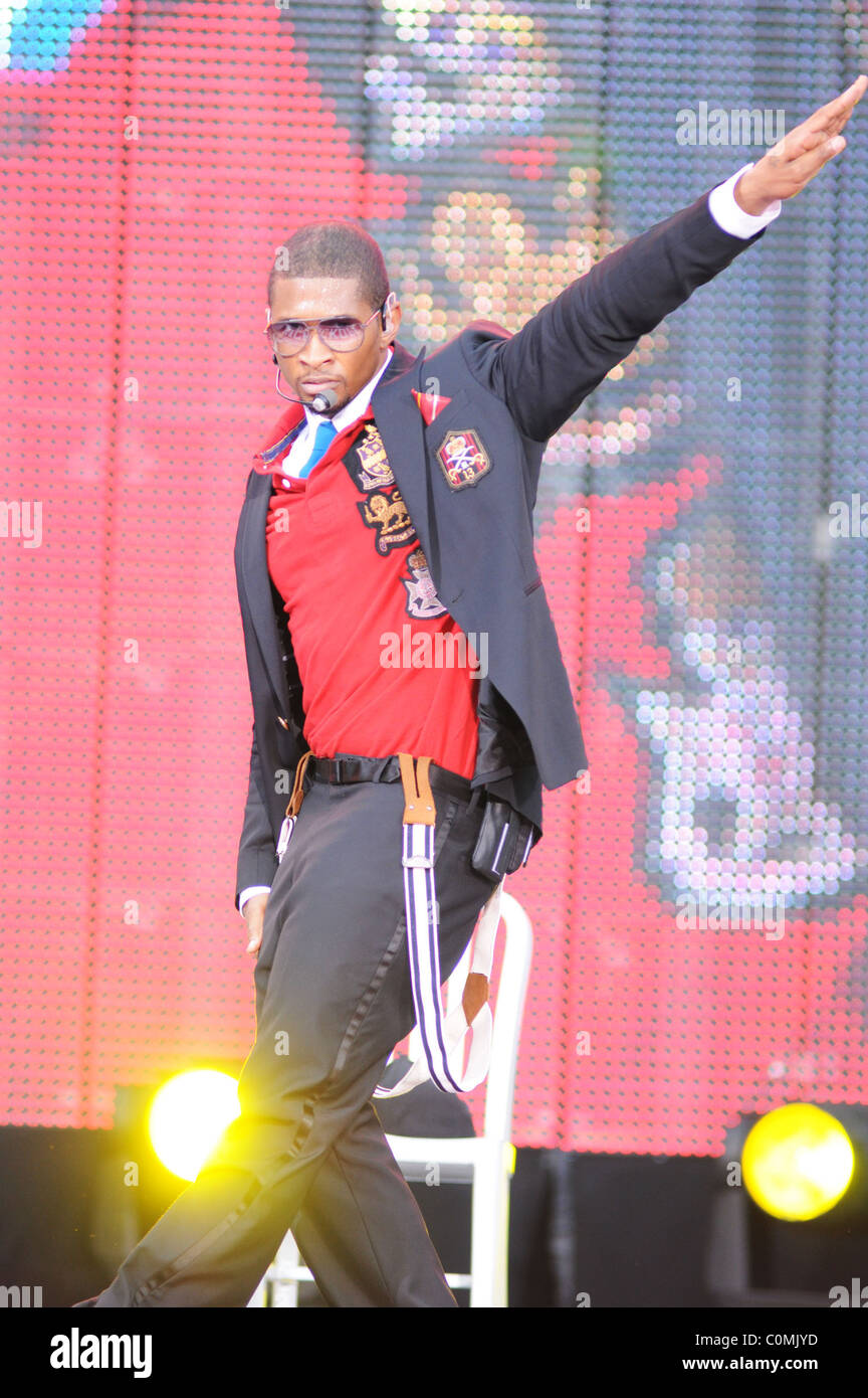 Usher 2008 nfl kickoff show hi-res stock photography and images - Alamy