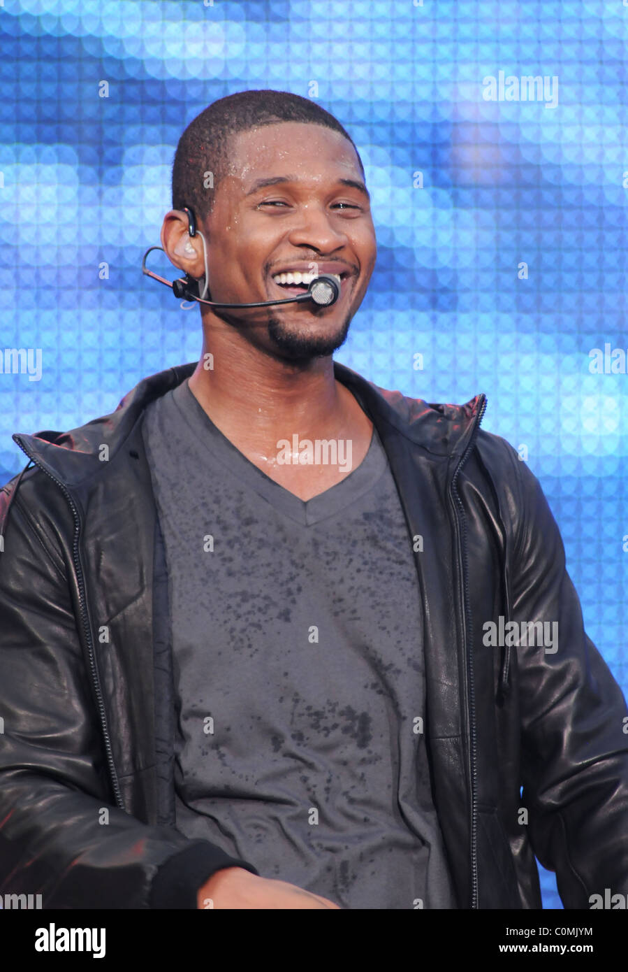 Usher 2008 nfl kickoff show hi-res stock photography and images - Alamy