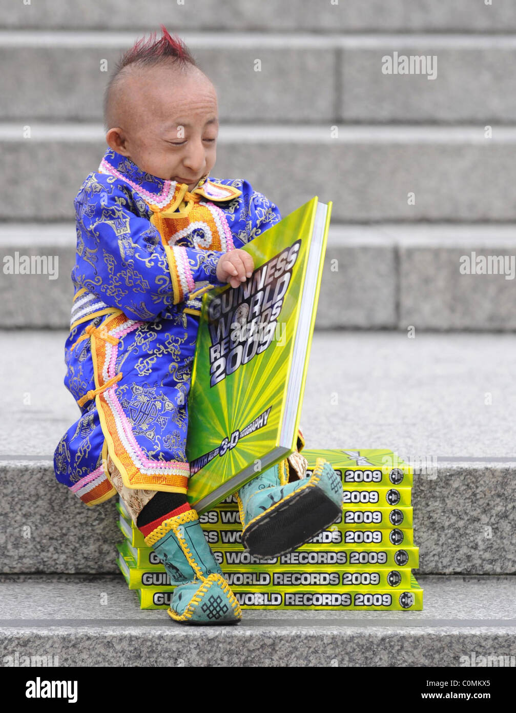 He Pingping and Svetlana Pankratova Photocall for the Guinness Book Of ...