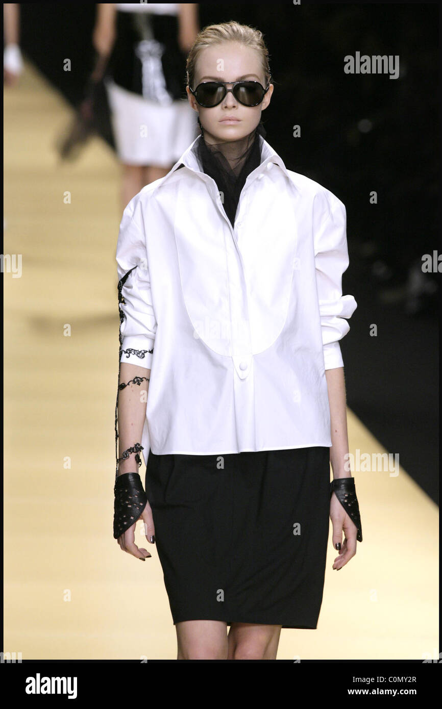 Model Paris Fashion Week - Spring/Summer 2009 - Karl Lagerfeld ...