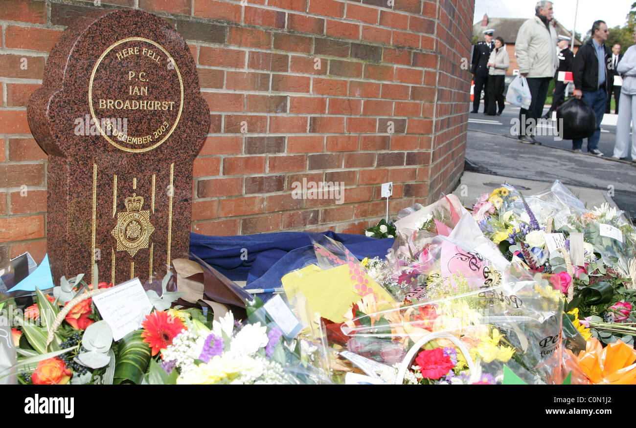 PC Ian Broadhurst's family and a number of former colleagues will pay ...
