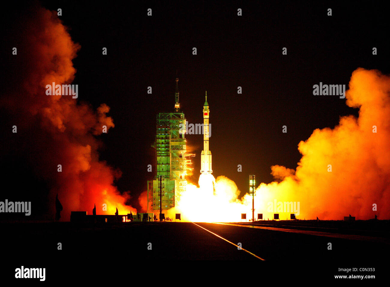 The Long-March II-F carrier rocket carrying the Shenzhou-7 spaceship ...