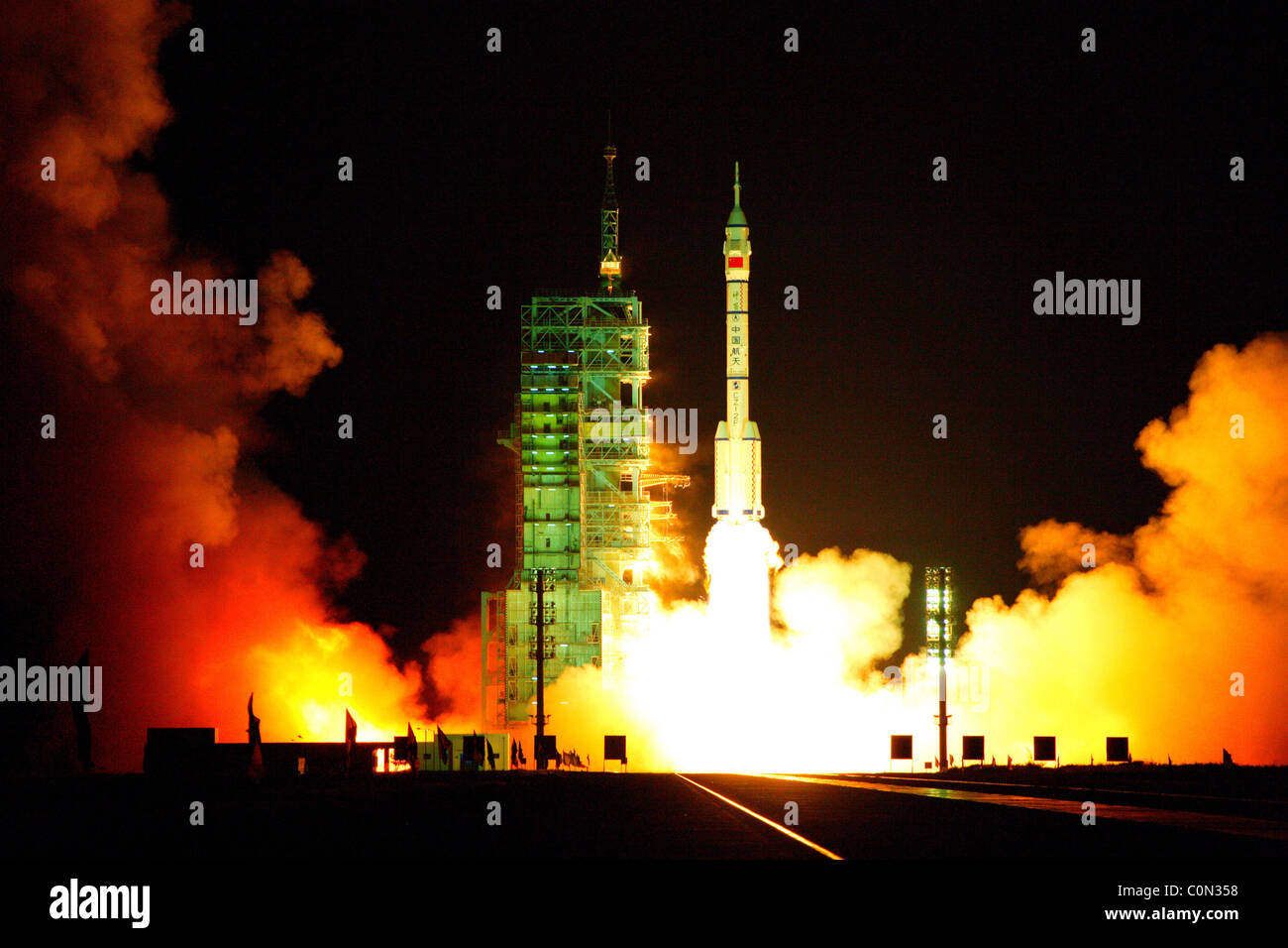 The Long-March II-F carrier rocket carrying the Shenzhou-7 spaceship ...