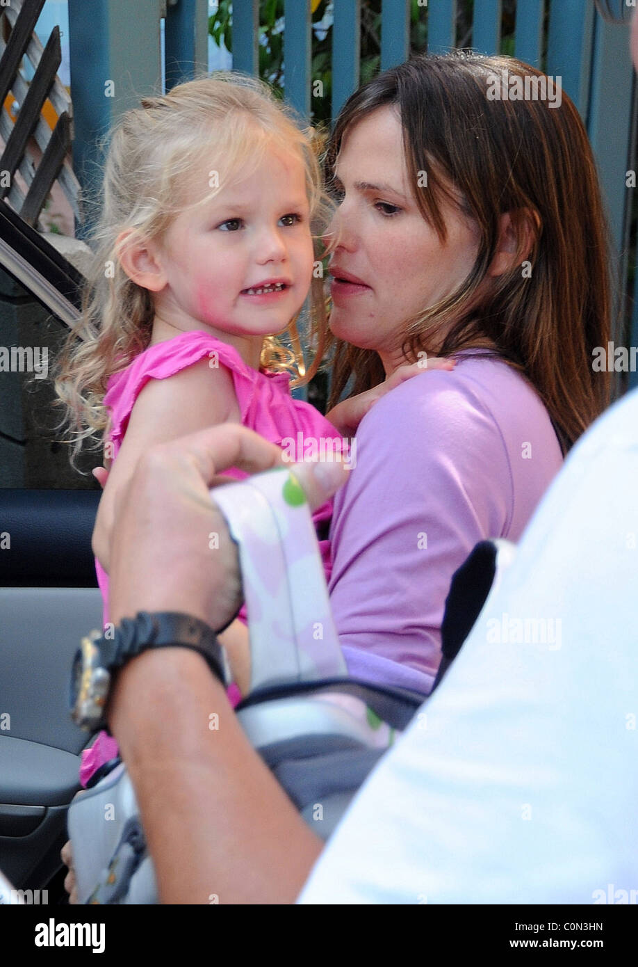 Jennifer Garner collects daughter Violet Affleck from school Los ...