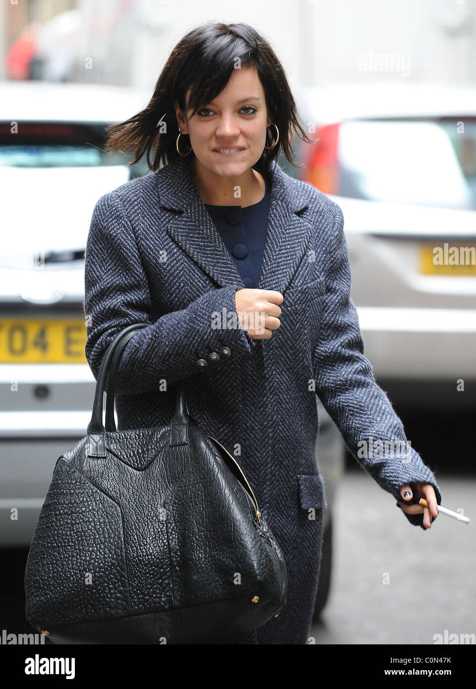 Lily allen walks ivy smoking hi-res stock photography and images - Alamy