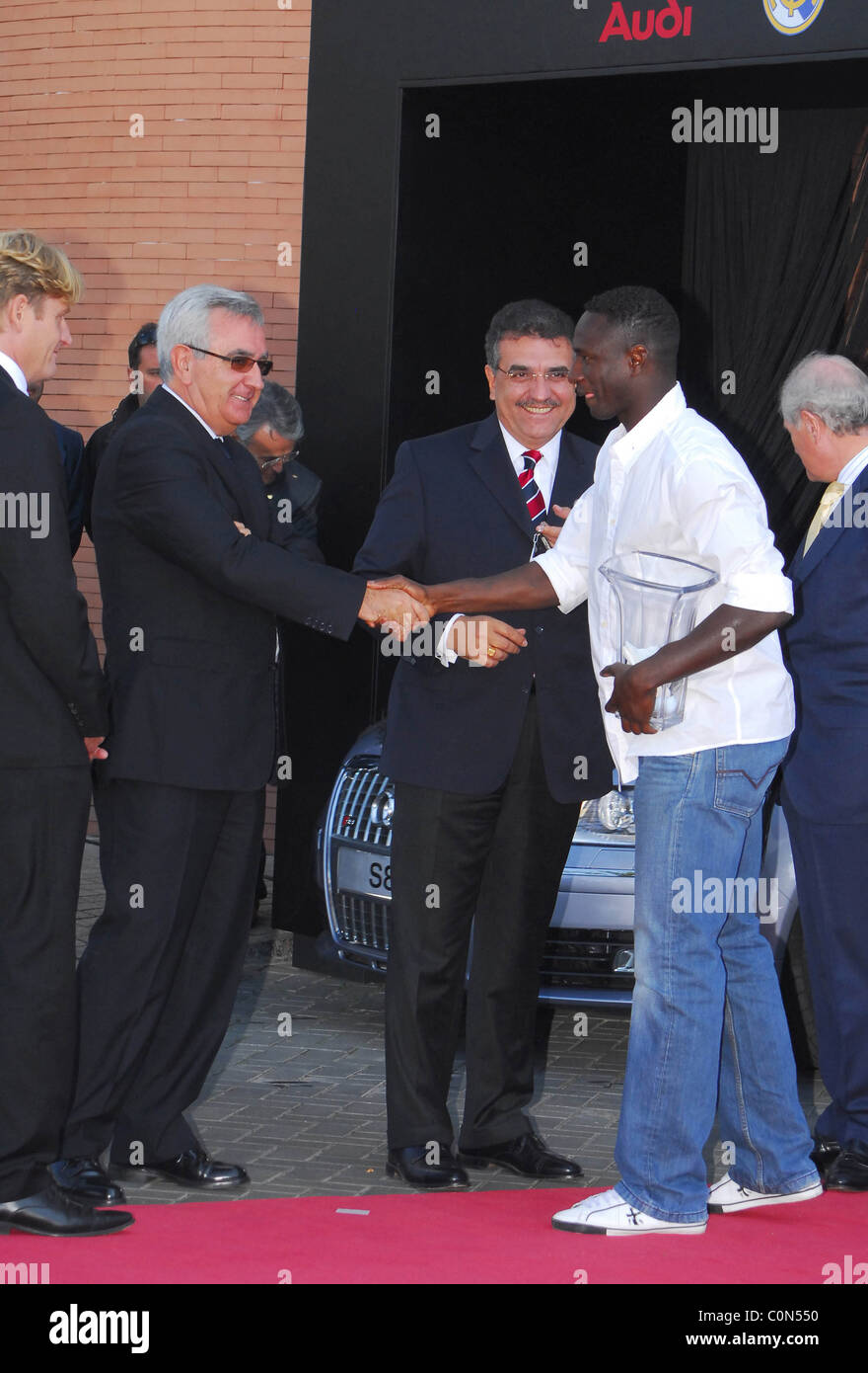 Roysten Drenthe The Real Madrid football squad play golf after ...