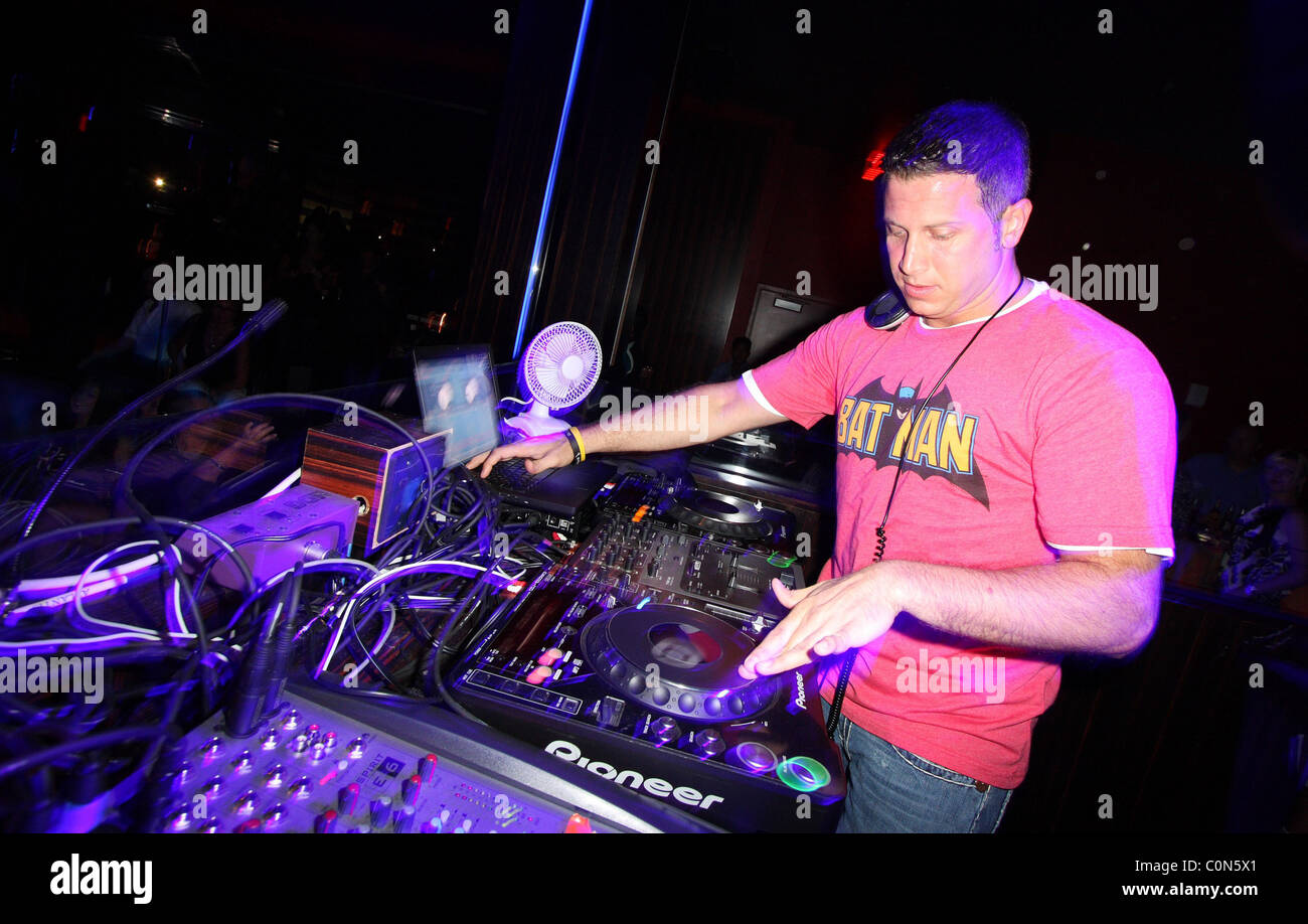 DJ Hollywood parties at Aura nightclub at Atlantis, Paradise Island ...