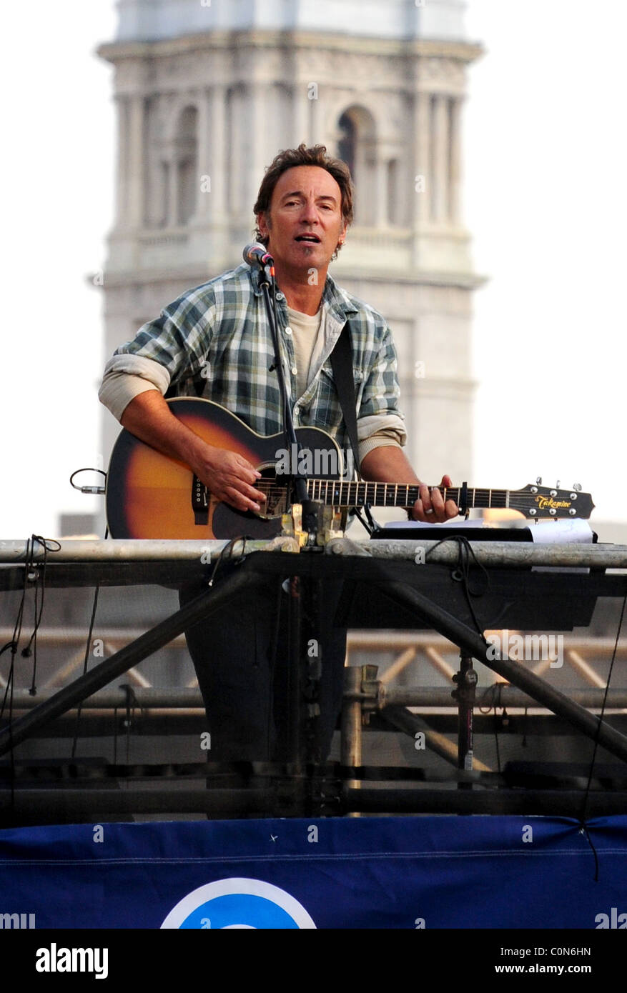 Bruce Springsteen performs at a Barack Obama campaign rally at Benjamin ...