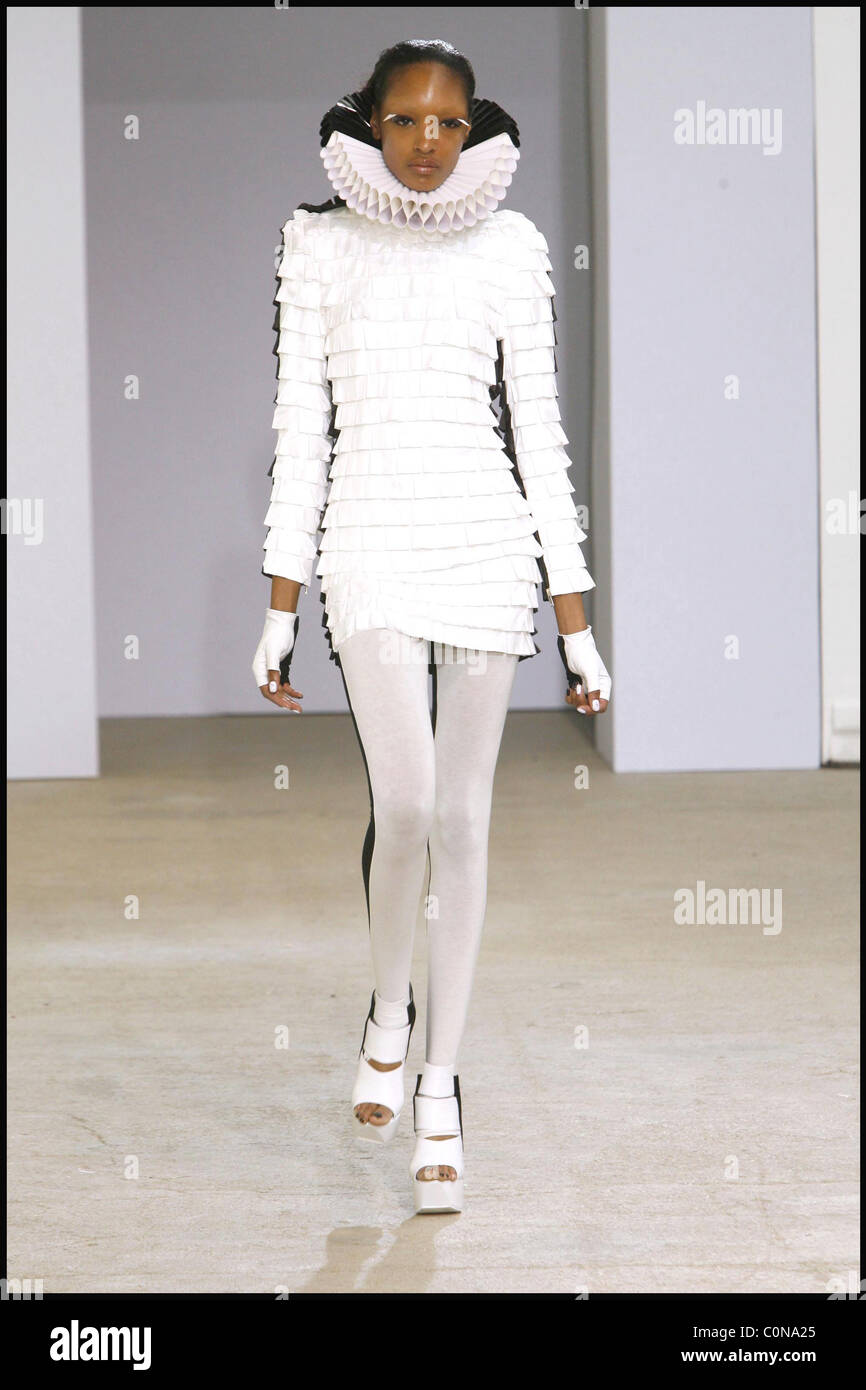 Model Paris Fashion Week - Spring/Summer 2009 - Gareth Pugh collection ...