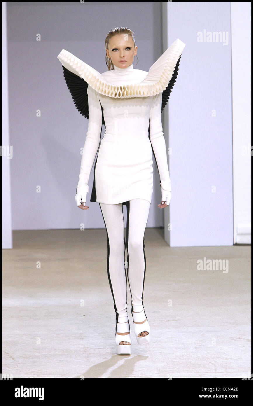 Model Paris Fashion Week - Spring/Summer 2009 - Gareth Pugh collection ...