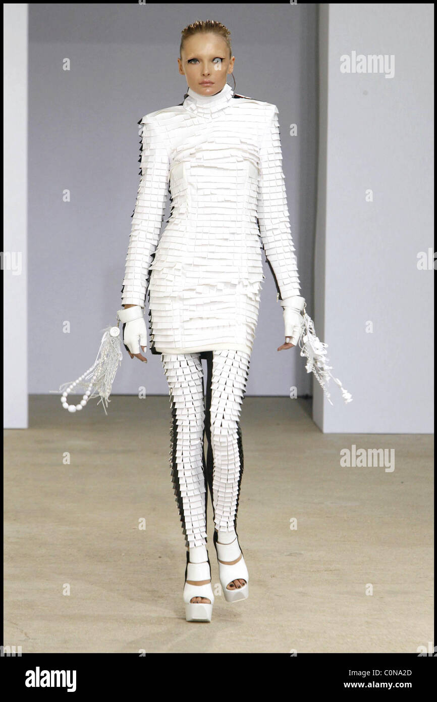 Model Paris Fashion Week - Spring/Summer 2009 - Gareth Pugh collection ...