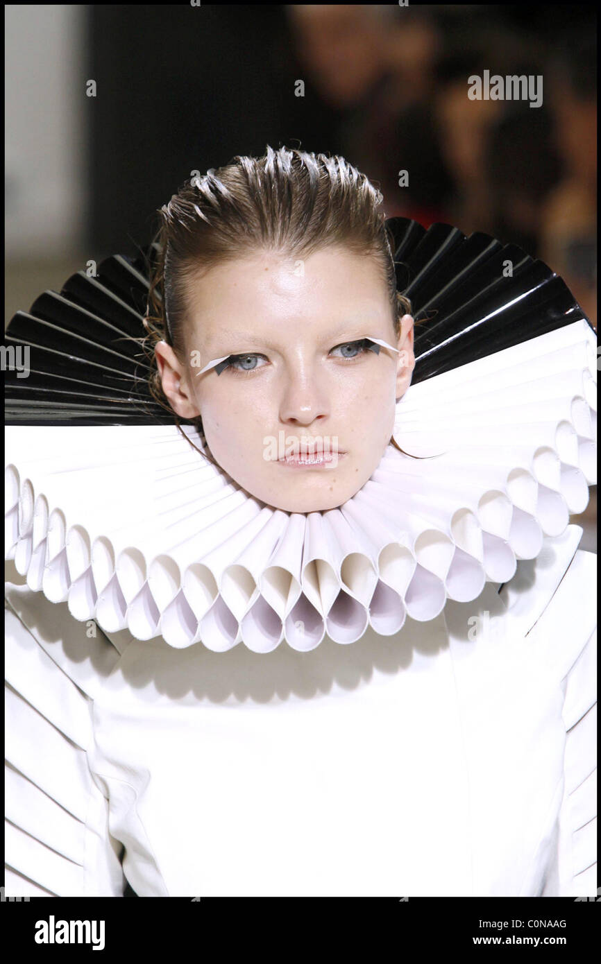 Model Paris Fashion Week - Spring/Summer 2009 - Gareth Pugh collection ...