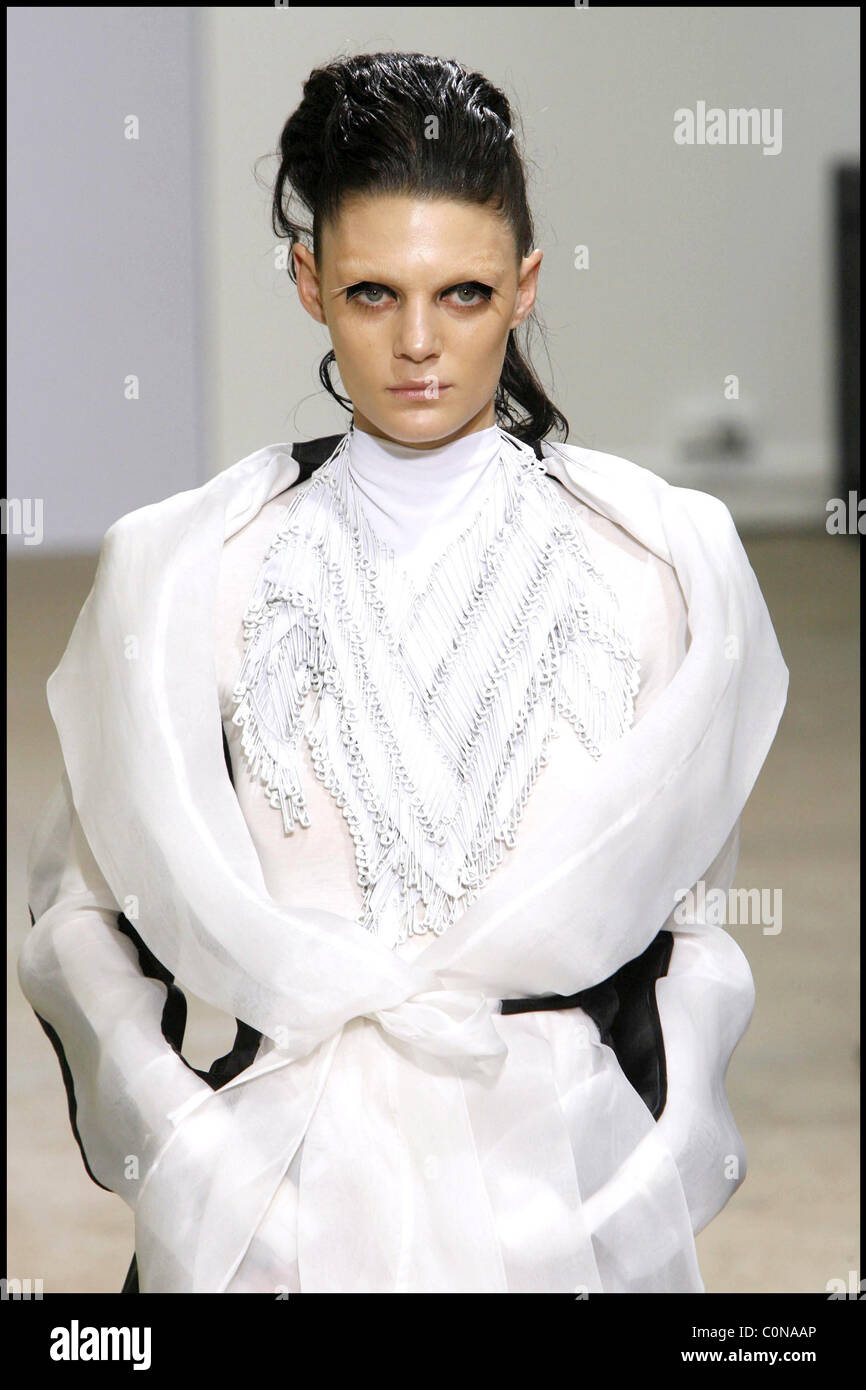 Model Paris Fashion Week - Spring/Summer 2009 - Gareth Pugh collection ...
