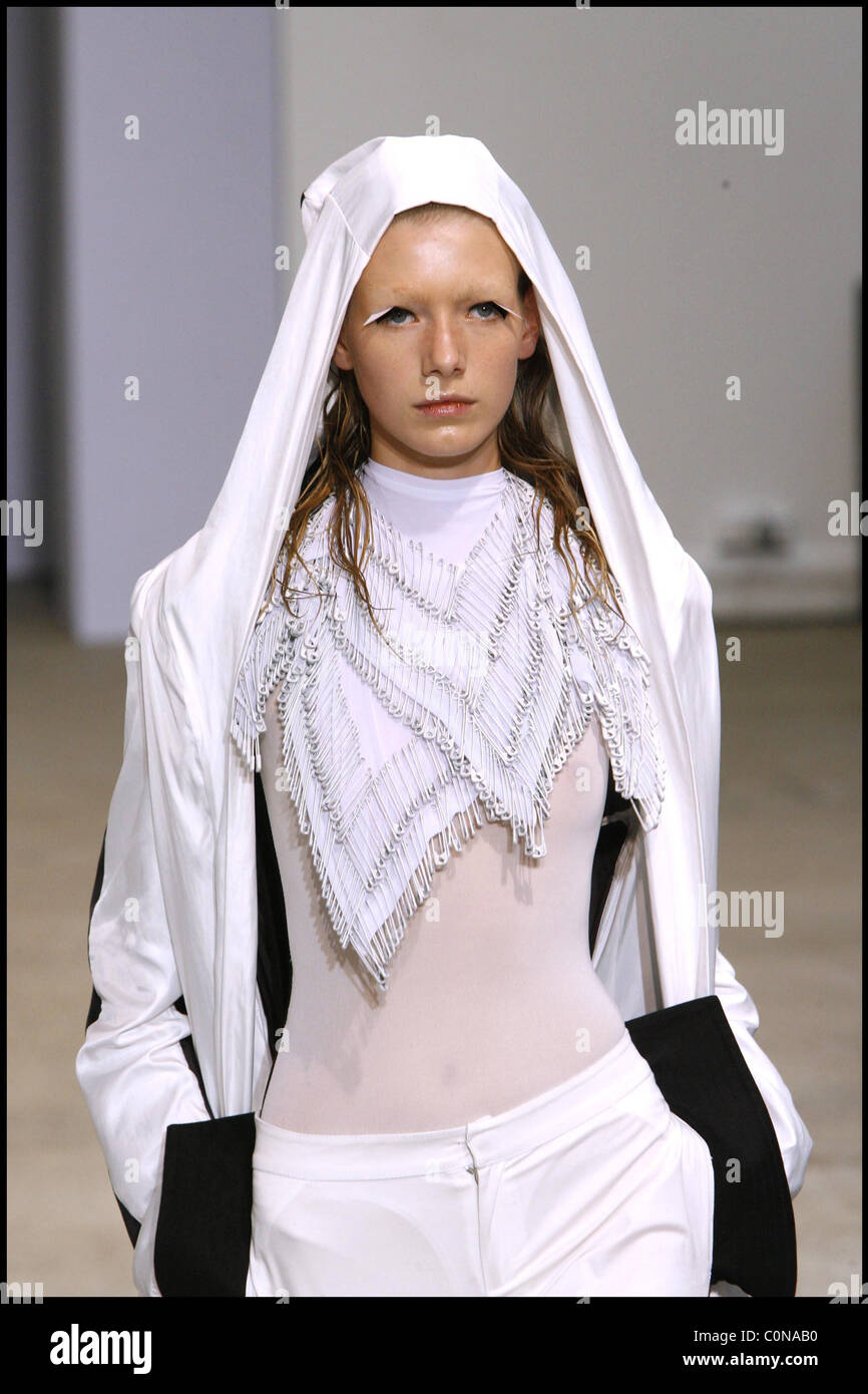 Model Paris Fashion Week - Spring/Summer 2009 - Gareth Pugh collection ...