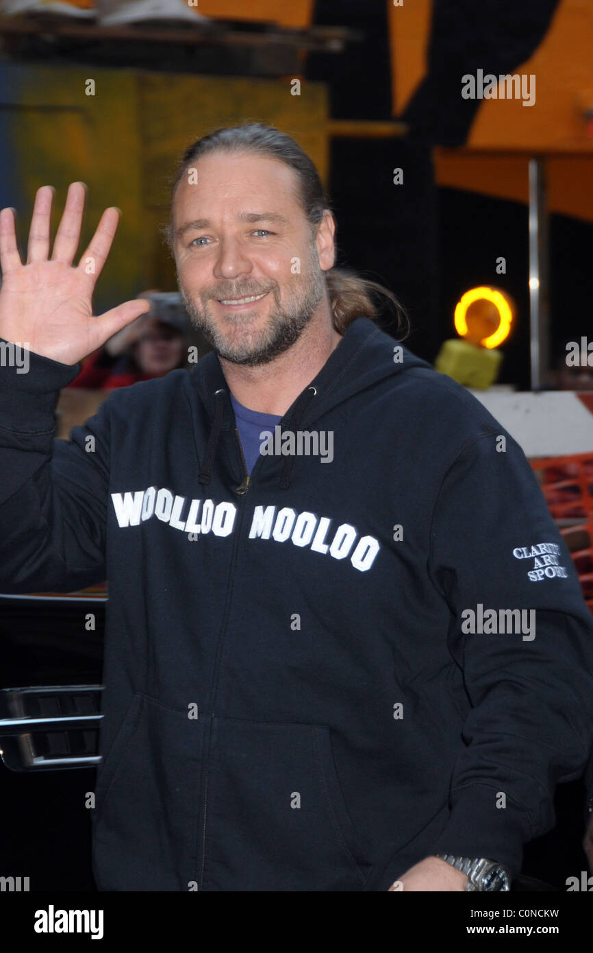 Russell Crowe leaving the Late Show with David Letterman at the Ed ...